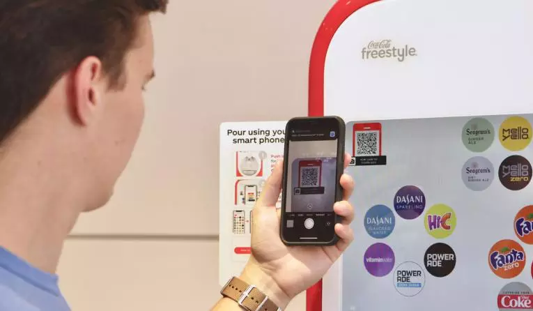Нове безконтактне рішення Coca-Cola Freestyle дозволяє споживачам вибирати та наливати напої зі своїх телефонів всього за кілька секунд, не створюючи обліковий запис або завантажуючи додаток.