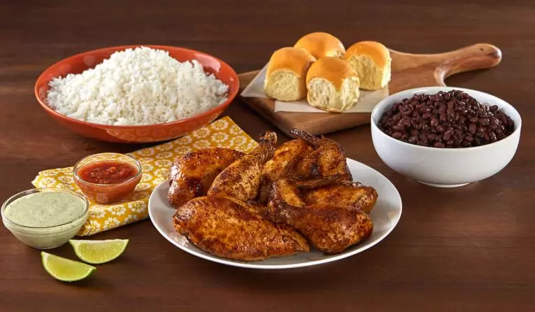 Pollo Tropical ქათმის ფირფიტა გვერდებით.