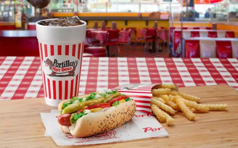 ເຄື່ອງດື່ມ, hot dog, ແລະ fries ຈາກ Portillo's.