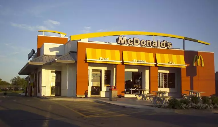 McDonaldsi kuulsad kuldsed kaared väljaspool Oklahomast Broken Arrow't.