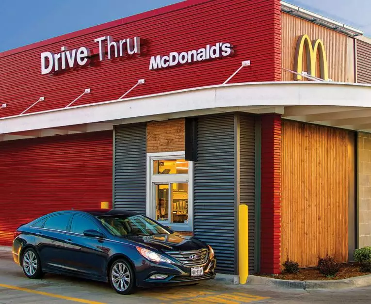 Restoran McDonald's katon kanthi drive thru. Restoran ngarep-arep nambah daur ulang ing kabeh lokasi.