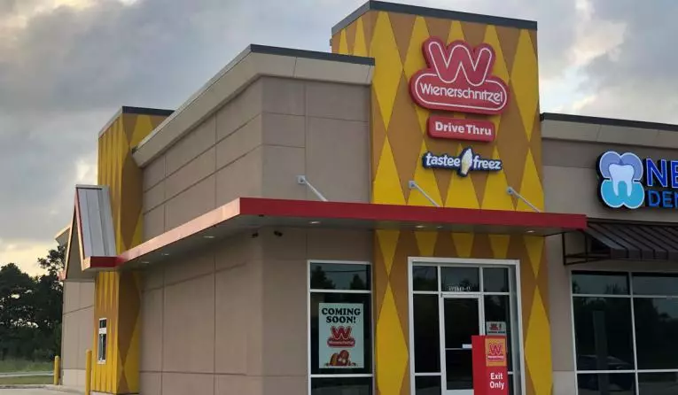 Wienerschnitzel na-akwalite J.R. Galardi ka ọ bụrụ onye isi ala 11507_1