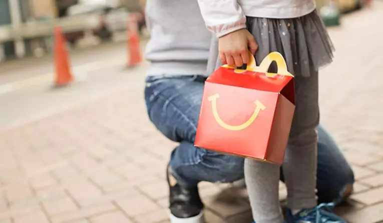 McDonald's Happy Meals turpina kļūt veselīgāki 1153_1