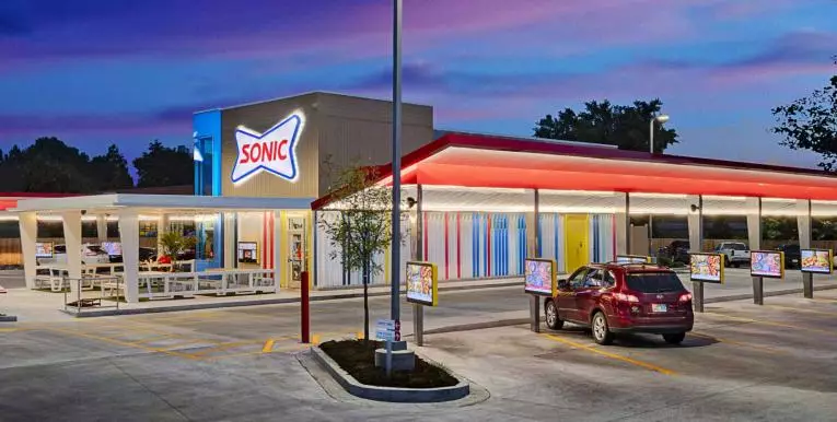 Naujo dizaino „Sonic Drive-In“ išorė.