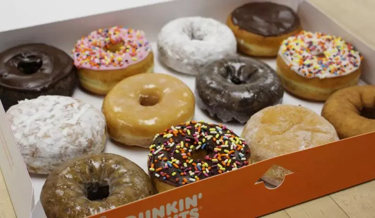 Як қуттии Dunkin' Donuts. Занҷир ҳанӯз субҳона ғолиб аст.