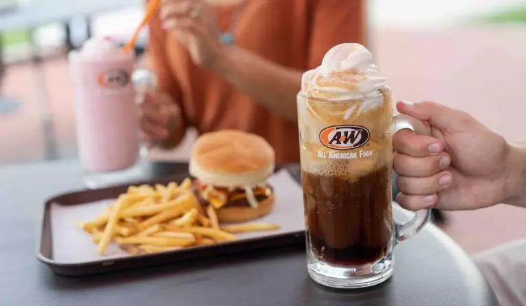 Root beer A&W dalam gelas buram.