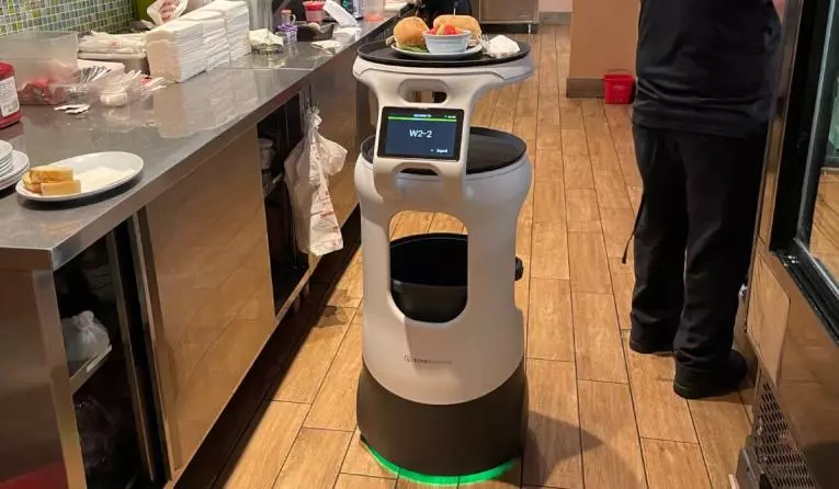 Rachel’s Kitchen Servi robot v kuchyni.