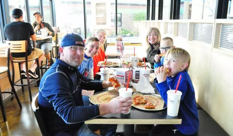 Rodina sa stravuje v Rapid Fired Pizza
