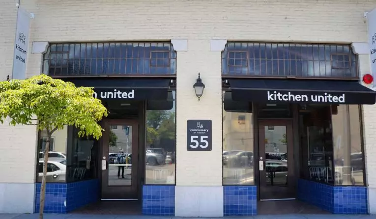 Външната част на Kitchen United, виртуална кухня.