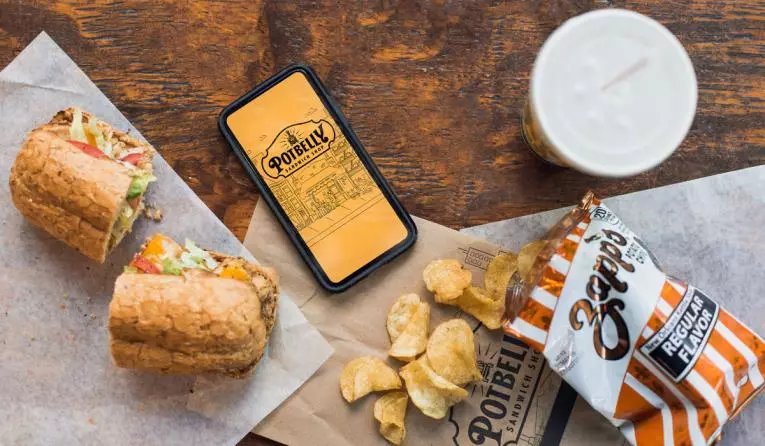 Potbelly food и телефон с открытым приложением Potbelly.