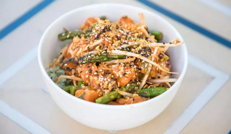 Gochujang Salmon at Sweetfin, que faz parte de três novas poke bowls.