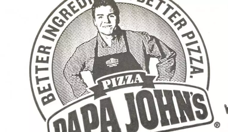 I-Papa John's isezinhlelweni zokususa umsunguli u-John Schnatter ezintweni zayo zokumaketha.