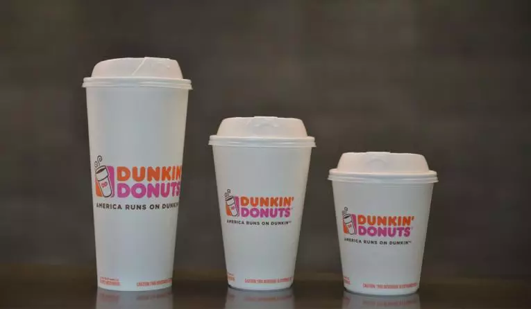Novi papirnati skodelici Dunkin' Donuts z dvojnimi stenami so izdelani iz kartona, certificiranega po standardu Sustainable Forestry Initiative.