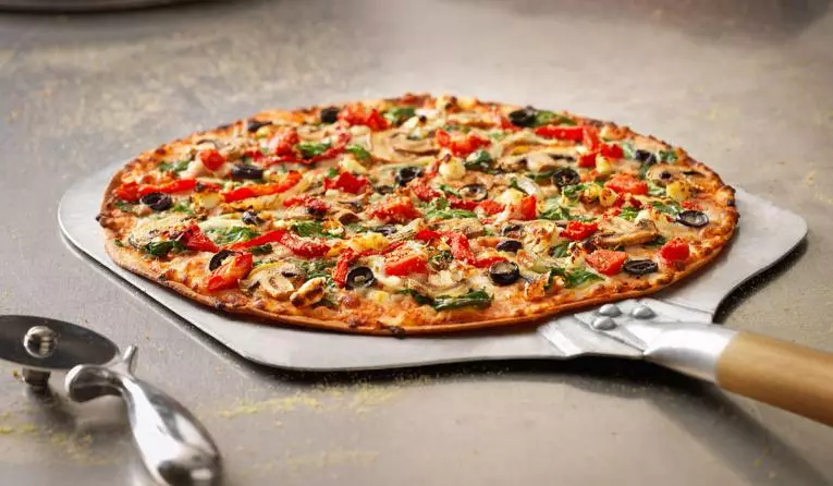 Pizza à croûte mince sur une table de Domino's.