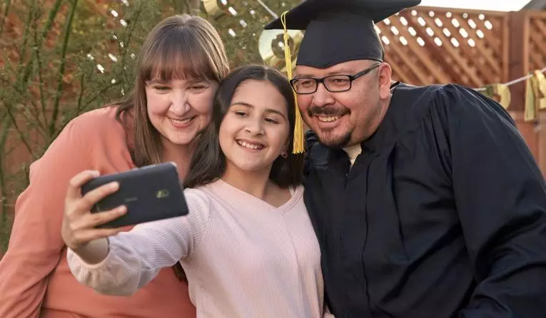 En familie tar en selfie.