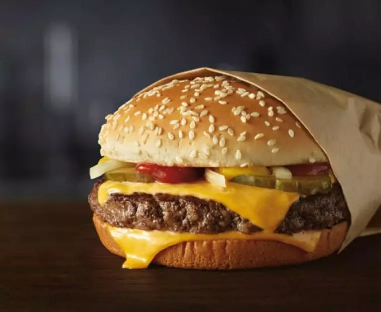 La consegna di McDonald's espande la portata globale a 7.800 negozi