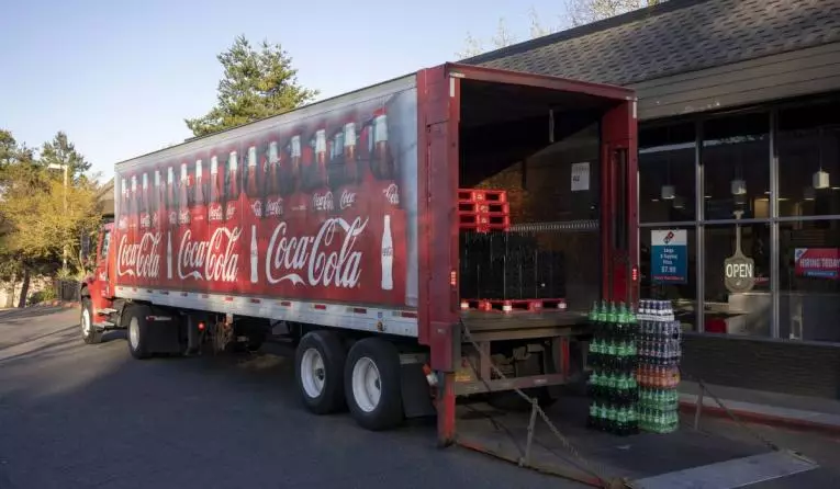 Kamyon Coca-Cola ap dechaje nan Domino's.