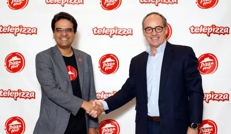 Милинд Пант, Президент, Pizza Hut International, һәм Telepizza Group башкарма директоры һәм башкаручы директоры Пабло Хуантегуи стратегик килешү игълан иттеләр.