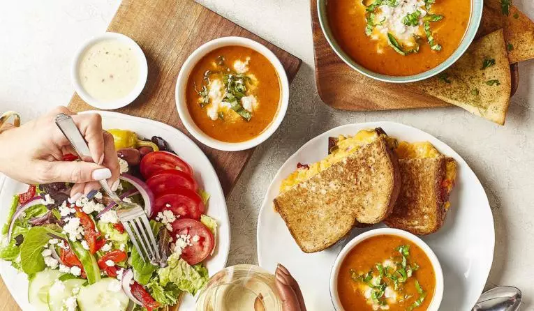 Taziki's Mediterranean Café는 메뉴에 새로운 수프와 샌드위치를 추가합니다. 13904_1
