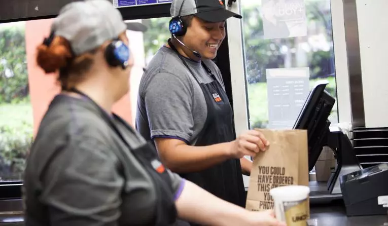 Un employé de Taco Bell travaille au service au volant.