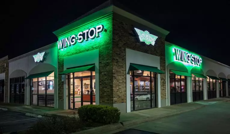 Wingstop nje ya mgahawa wakati wa usiku.