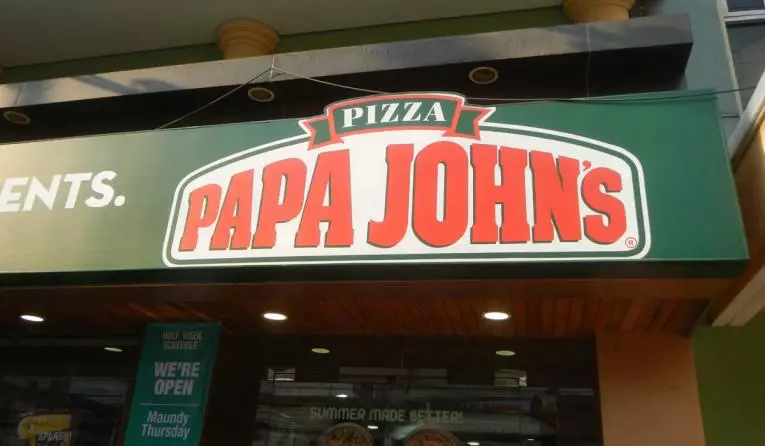 A vitrine do restaurante Papa John's.