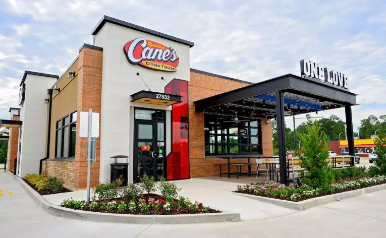 Raising Canes för att göra chefer till miljonärer som restaurangoperatörer.