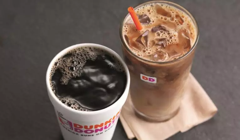 Secangkir kopi panas dan es kopi berdampingan dari Dunkin'.