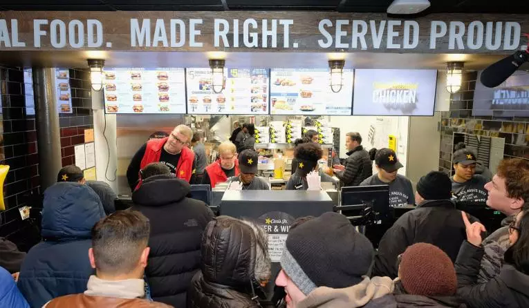 Long long emballe le registre du premier emplacement de Carl's Jr. à Manhattan, qui a ouvert ses portes le 31 janvier.