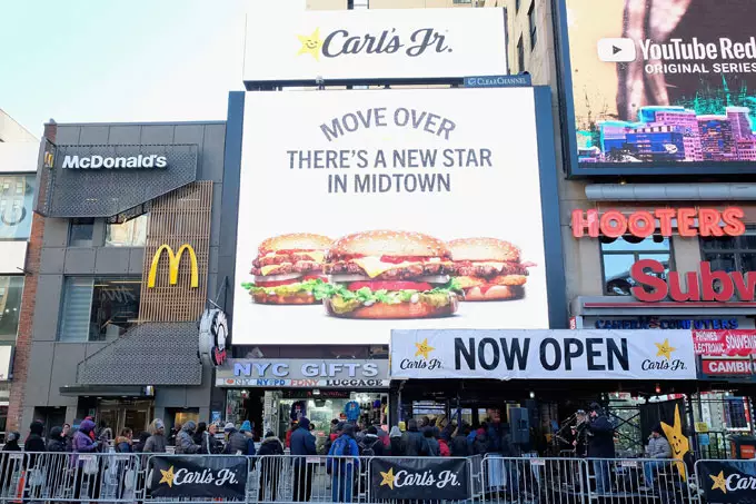 Carl's Jr. האָט געעפֿנט איר ערשטע מאַנהעטן קראָם.