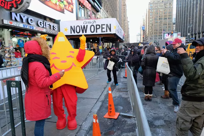 Carl's Jr. otevřel svůj první obchod na Manhattanu.