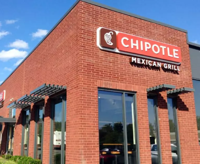 Chipotle 建築展示了其標誌性設計。該品牌正在尋找新的首席執行官。