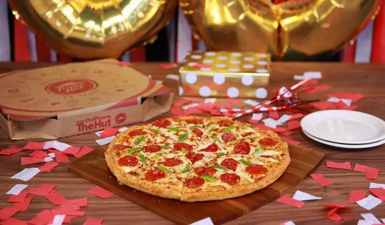 Pizza baru dengan waktu terbatas memberi penghormatan kepada Stuffed Crust dan Original Pan dengan memanggang cincin keju tepat di dalam tepi emas Pizza Hut Pan kerak.