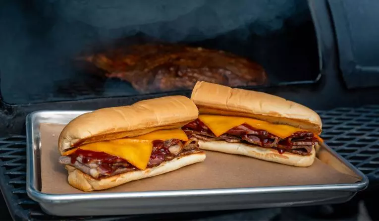सबवे ने देश भर में स्वाभाविक रूप से पिट-स्मोक्ड ब्रिस्केट सैंडविच लॉन्च किया