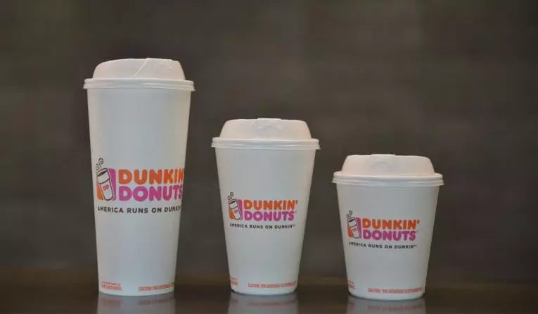 Dunkin 'Donuts nije dûbelwandige papieren bekers wurde makke mei karton sertifisearre neffens de Sustainable Forestry Initiative Standard.