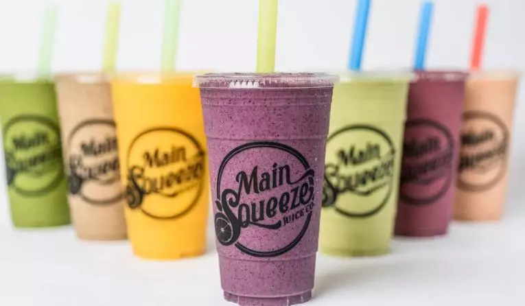 Main Squeeze Juice Co 的一排冰沙。