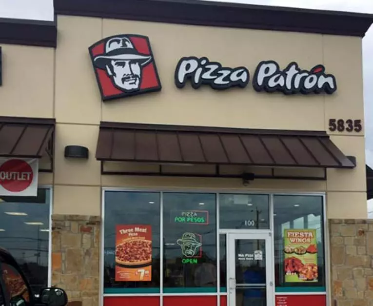 L'edificio del ristorante di Pizza Patron che mostra il suo vecchio logo. Lunedì il marchio è stato rilanciato con uno nuovo.