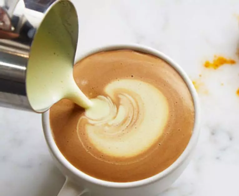 Rêzeya nû ya qehweyên zêrîn ên Peet's Coffee taybetmendiyên dij-înflamatuar ên turmerîkê radixe ber çavan.