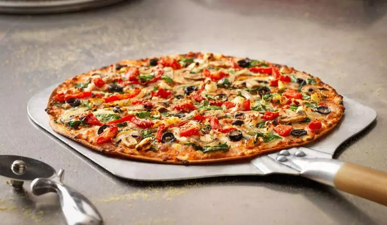 I-pizza ye-Domino encane-crust.