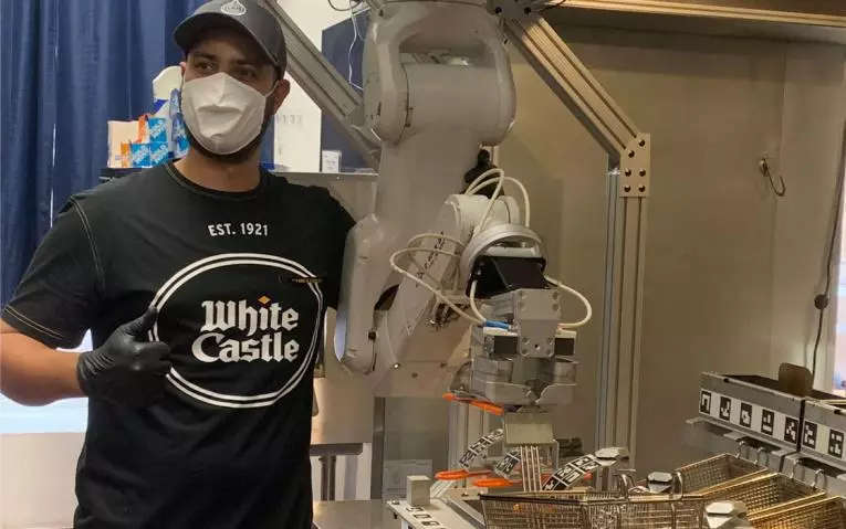 White Castle přináší roboty do kuchyně 2021_2