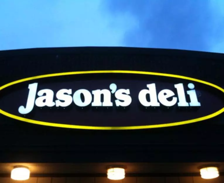 Un cartell de Jason's Deli brilla a la nit. El restaurant s'enfronta a una bretxa de seguretat.