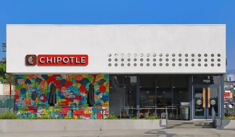 Il-faċċata ikkulurita ta 'Chipotle f'Melroe Ave California.