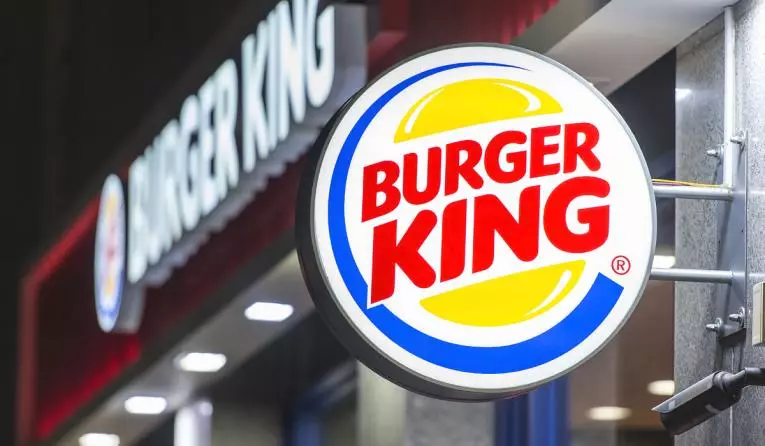Papan tanda Burger King di luar restoran.