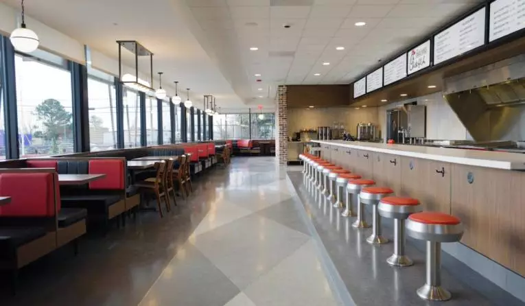 Chick-fil-A Dwarf House ቆጣሪ በሬስቶራንቱ ውስጥ።