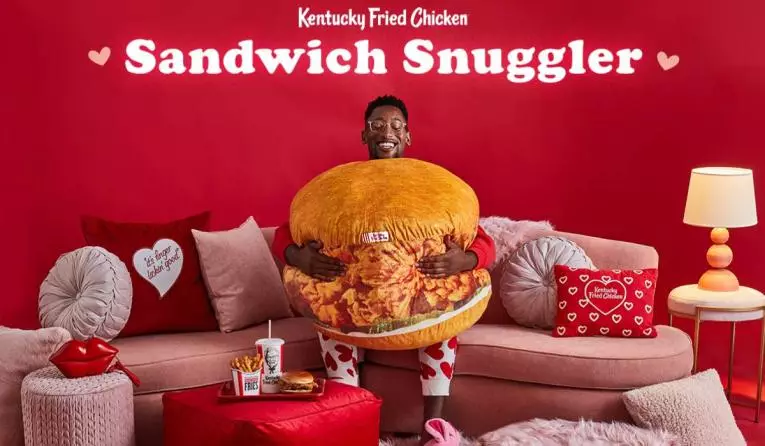 Snuggler z kurczakiem od KFC.