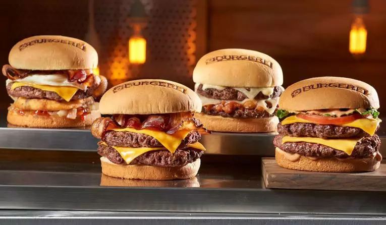BurgerFi 的一排汉堡，这是一个不断发展的快速休闲概念。