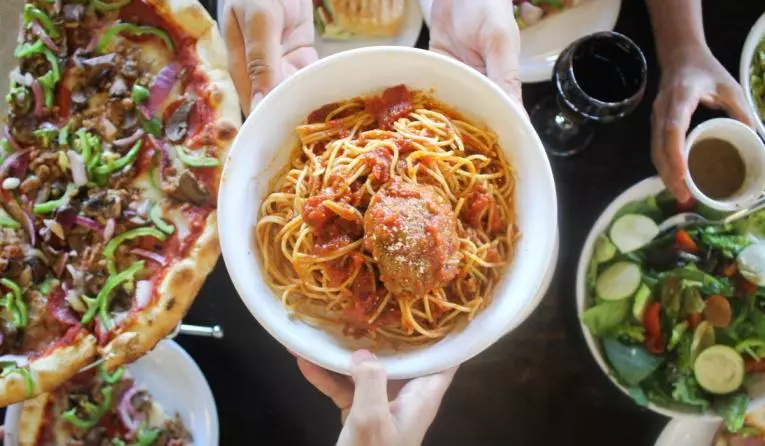 Mici Handgemaakte Italiaanse spaghetti en frikkadelle.