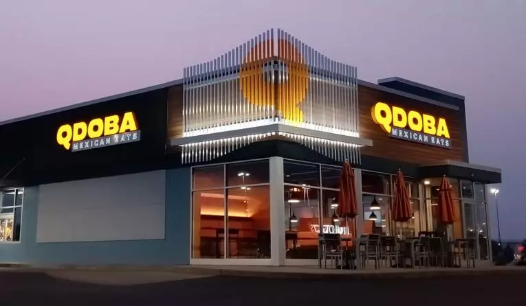 QDOBA बाहिरी रेस्टुरेन्ट।