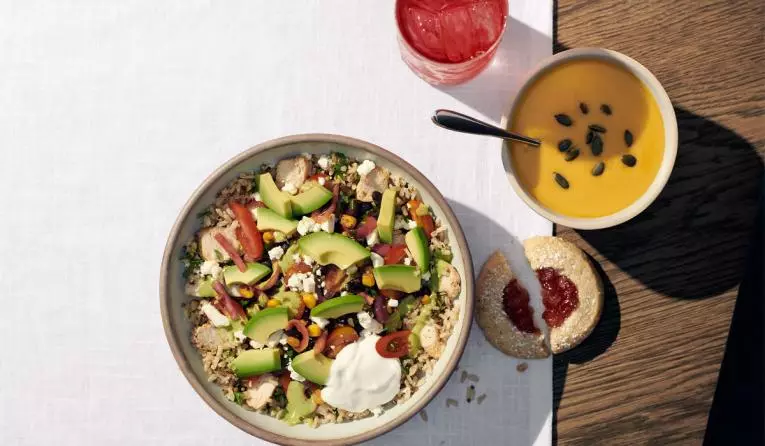 I-Panera Bread's Baja Grain Bowl phezu kwetafile ecaleni kwesuphu.