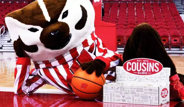 Wisconsin Badgers μασκότ με κουτί σάντουιτς Cousin Subs.